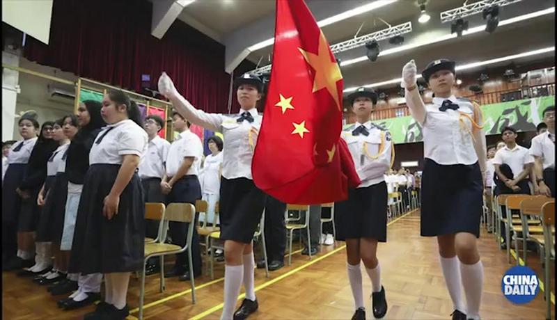 【护旗、升旗、奏唱国歌!香港中小学生开学举行升国旗仪式】9月2日,...
