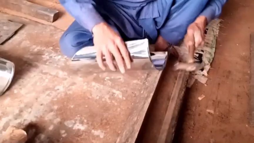 外国小哥手工制作撮箕