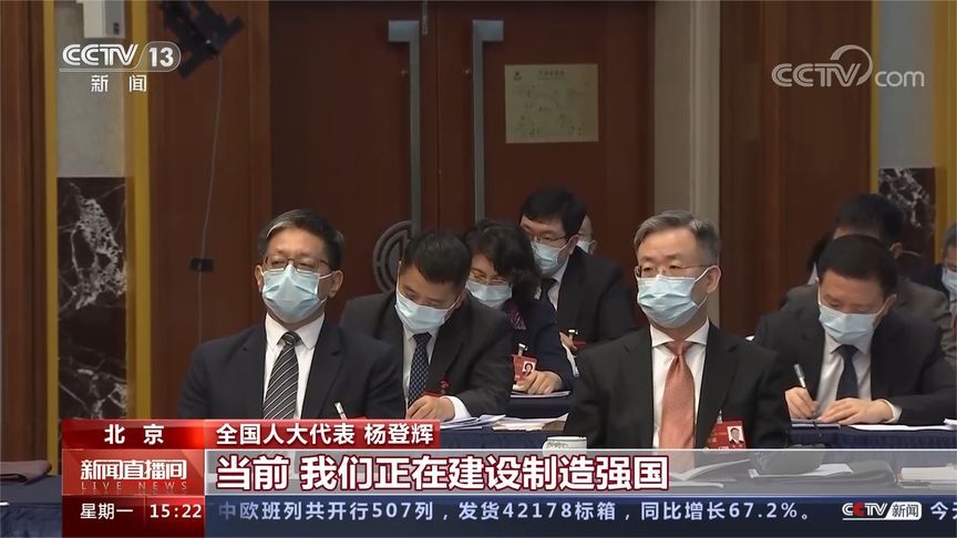 两会同期声 代表们继续审议报告 积极建言献策