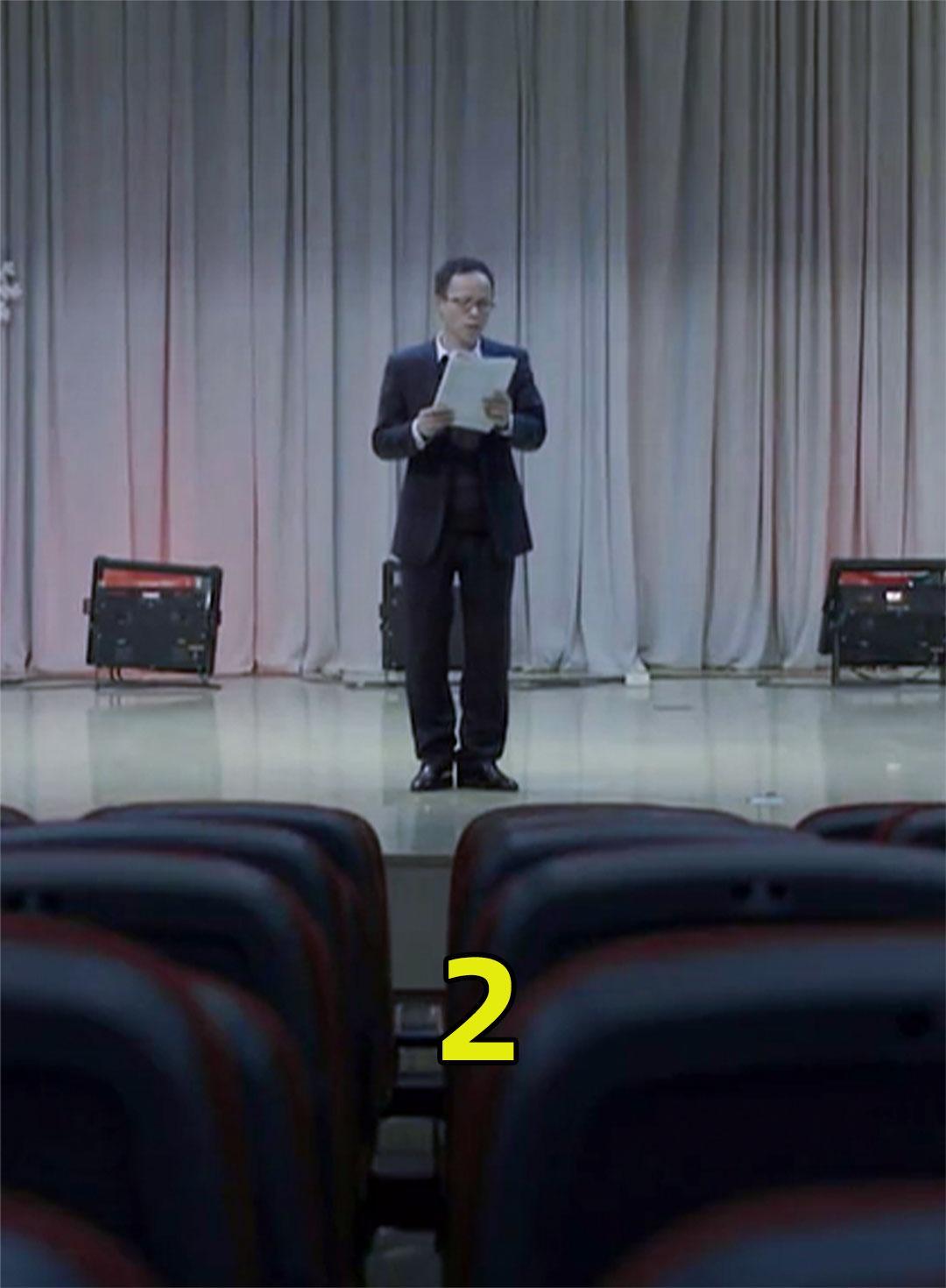 2集:在学校晚会上学生还编排小品来模仿他