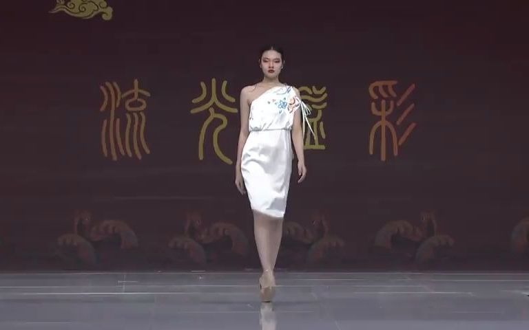 【时尚走秀】改良版的旗袍设计,还是很有中国风的味道