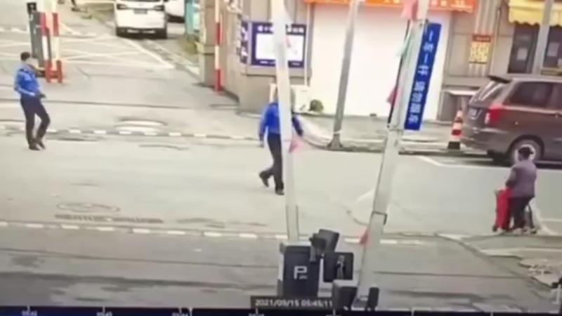 【城管执法过程中暴摔摆摊老人 官方:已停职,警方介入调查】9月15日,...