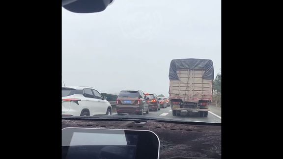 平常5分钟就能下高速今天半个小时了还在堵着在外朋友们回家了吗