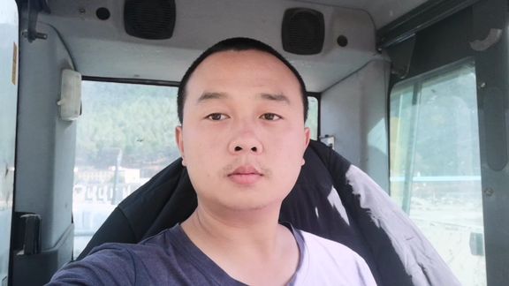 运动场地在工人们的努力下就快完工了