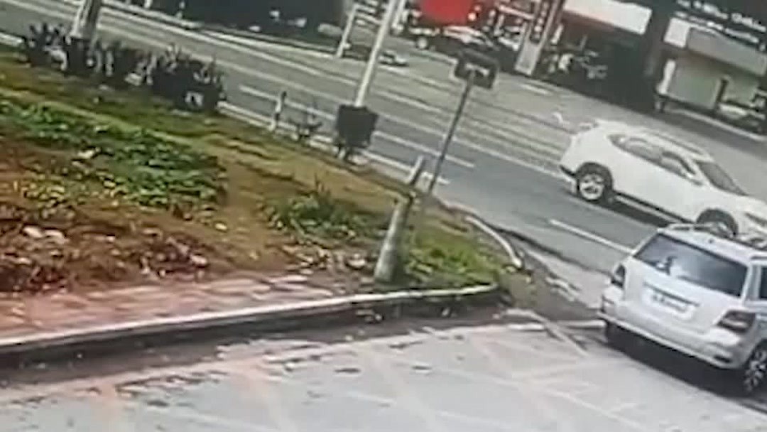 大连一外卖小哥遭车祸180度腾空头部着地