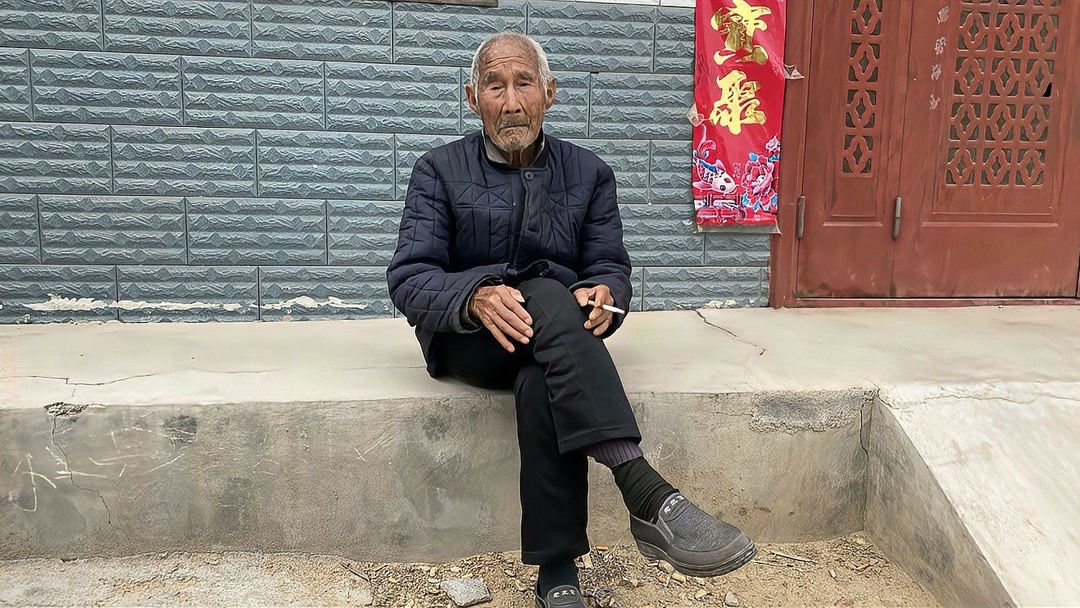 农村100岁老人过生日,5个儿女和5个孙子给拿了多少钱?还真不少