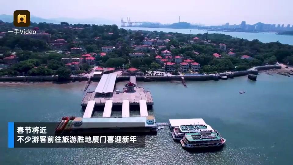 【福建厦门轮渡给游客送福剑】春节将近,厦门轮渡贴心地为游客们...