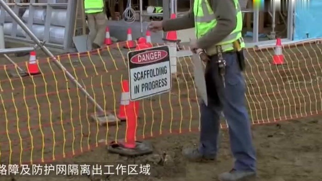 国外这样搭脚手架自诩超安全,网友:举40斤钢管的中国工友笑了!