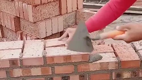 手艺到位快人一步,一砖一灰小伙砌墙的技术真牛,怪不得老板多给他...