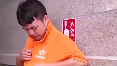 搞笑:猪小明穿着假的衣服,在大街上差点没笑死,蘑菇头:服了你