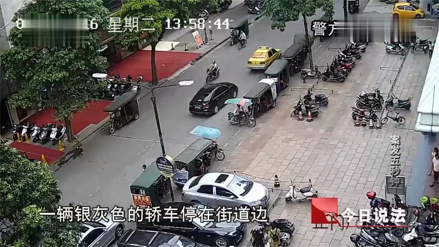 交警街头执勤,轿车司机拒不配合,疯狂驾驶撞飞交警