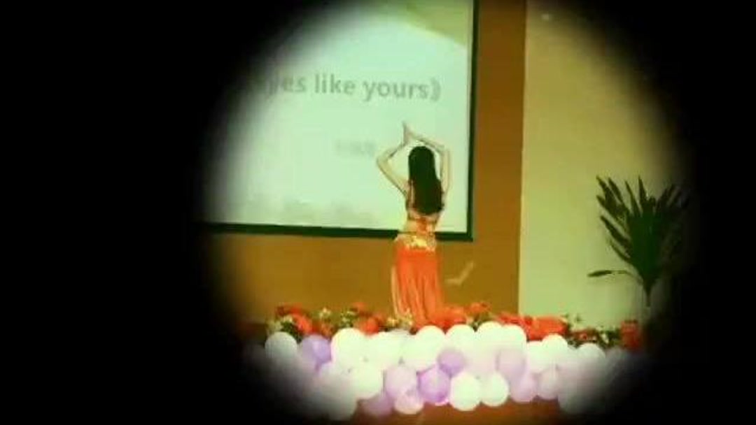 毕业晚会的肚皮舞开场