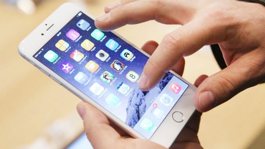 苹果手机黑屏卡机怎么办?学会这招,手机一键重启,太实用了