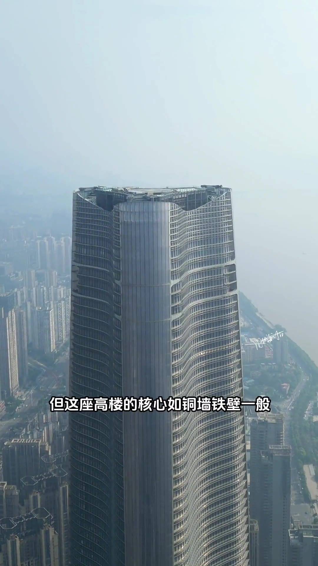 原设计高度636米,因一条航道被削减至475米