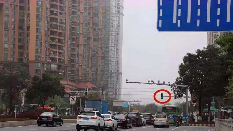 怎样正确地在红绿灯处调头?很多人不注意被扣分罚款