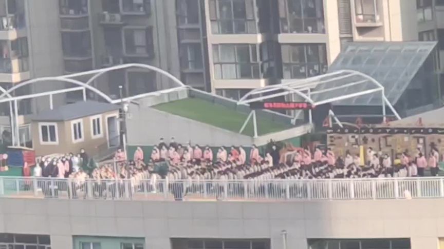 在自家窗户上,拍妞幼儿园的开学第一课,升国旗仪式