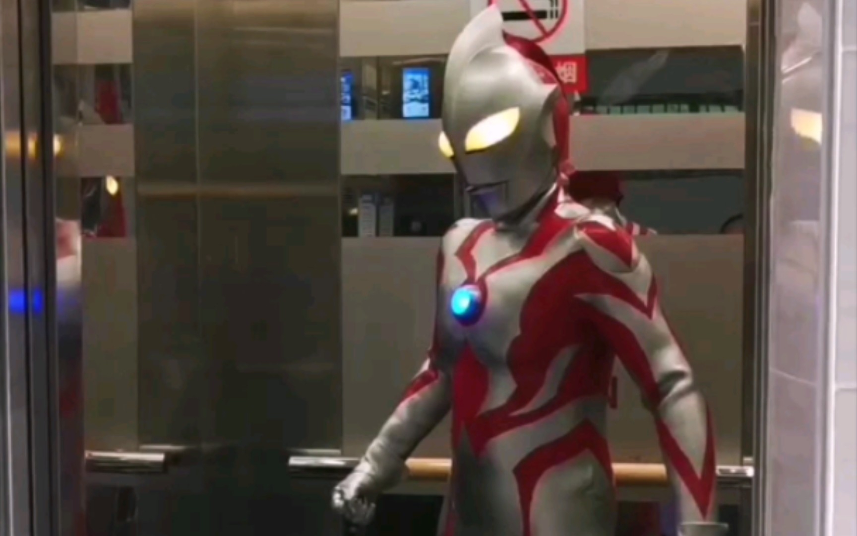 电梯开门遇到奥特曼怎么办?