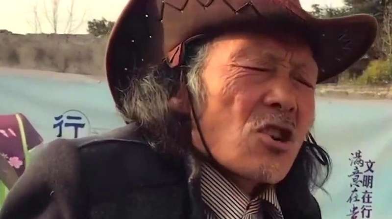 老汉街上模仿动物叫声,真的太像了,不上台表演可惜了
