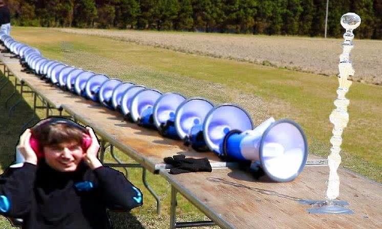 听说声音能震碎玻璃杯,小伙用100个扩音器作死测试