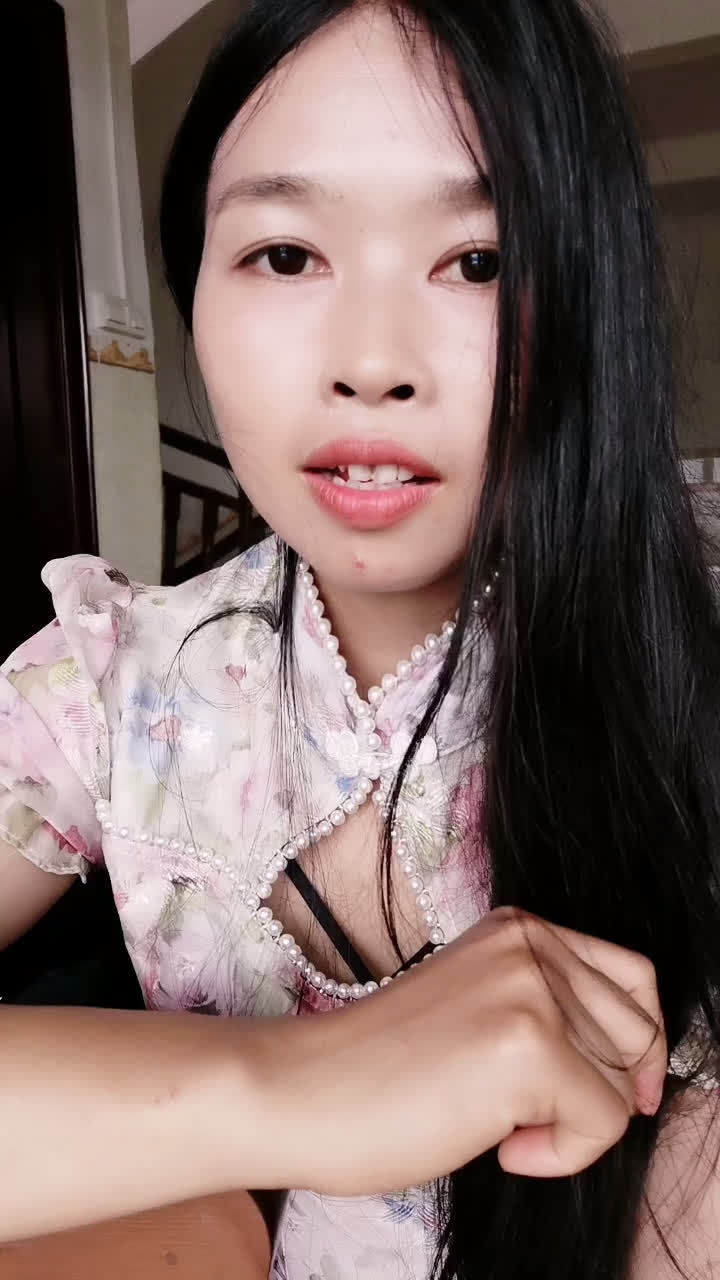 女孩子一定要会赚钱,要学会打扮卡里有前,车子有油,手机有电,这才是...