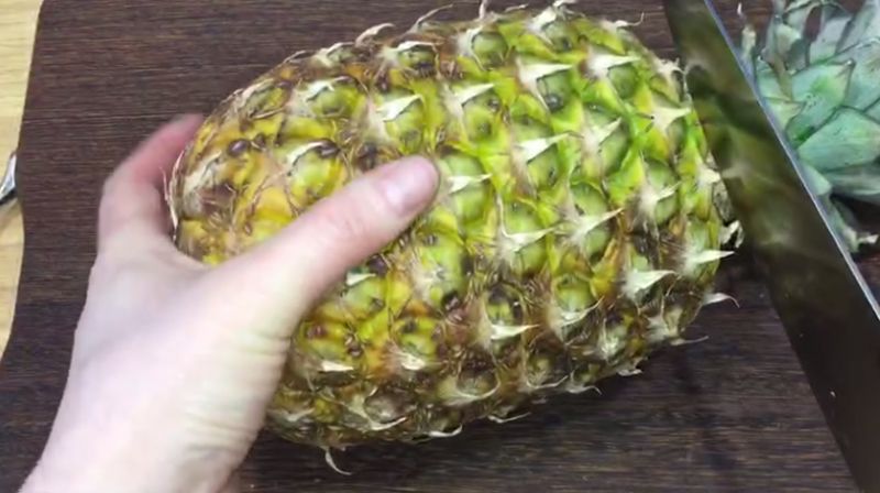 25块钱买了一个凤梨，这样切才不浪费果肉，好看方便又不脏手