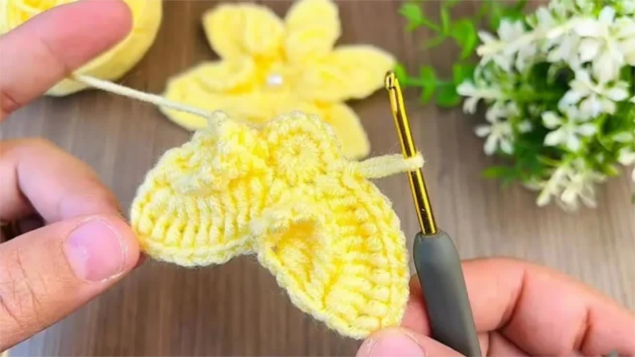 零碎毛线巧编漂亮的小花朵,织法简单,做头花,胸花都好看