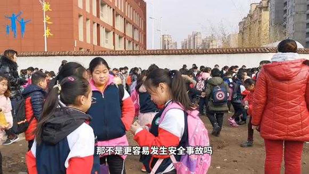 小学生去上学,学校规定不到时间不开门,这安排合理么?