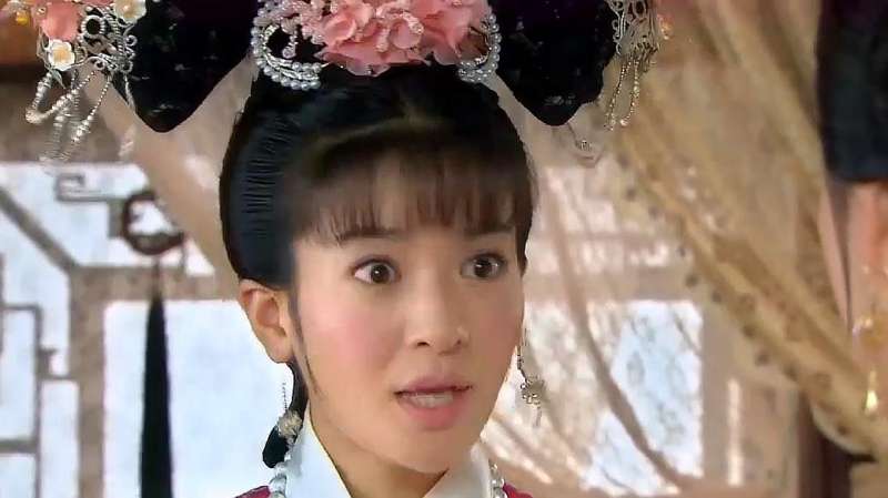 新还珠格格:令妃精心帮小燕子梳妆打扮,小燕子一看镜子直接急了