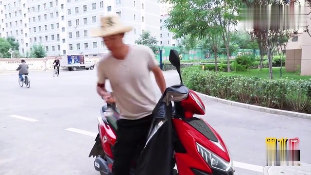 小伙一连天丢电动车,第天在电动车上锁满了锁,太牛了