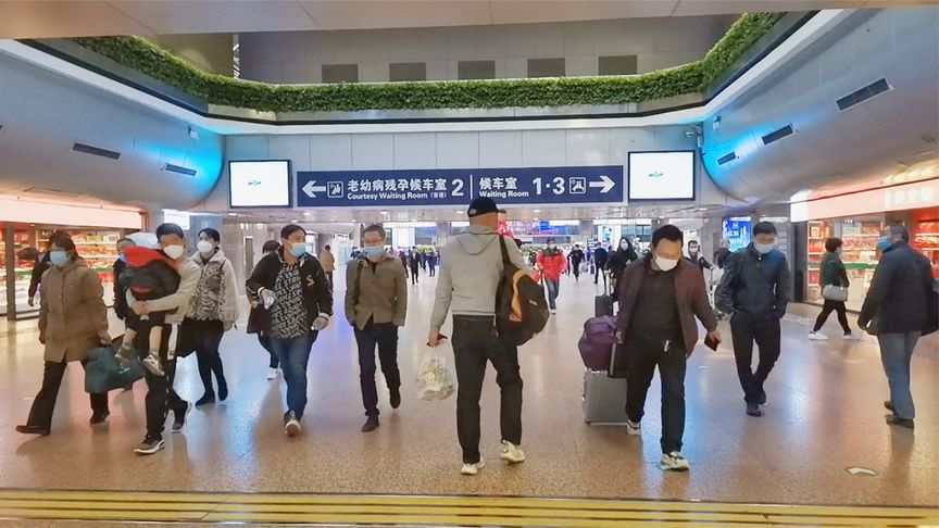 实拍,北京西站火车站,到年底了,大批的务工人员开始离开北京