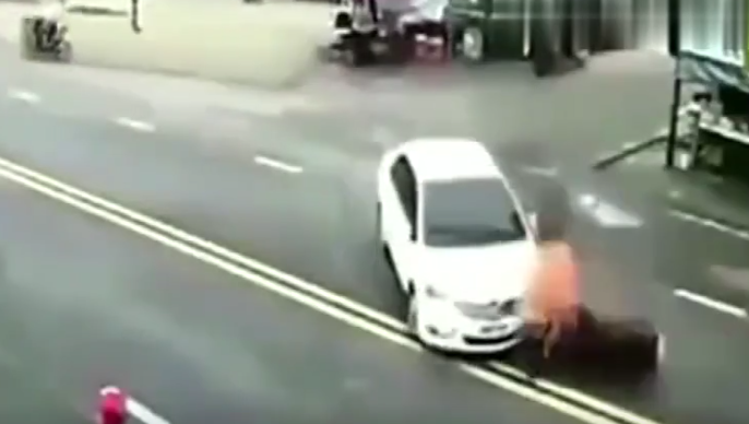 行车记录仪:女司机骑着电动车直行,丝毫没注意转弯私家车