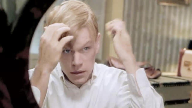 穷小伙精通模仿,改个发型就和本尊一模一样,谁有钱就冒充谁