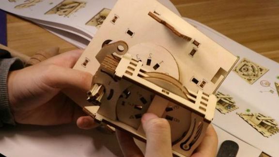 机械感十足的木头保险箱,组装起来还挺复杂,可以设置密码