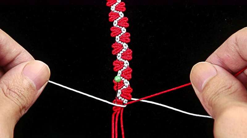 手工编绳:超漂亮的“爱心”手链,学会了编一条送女友