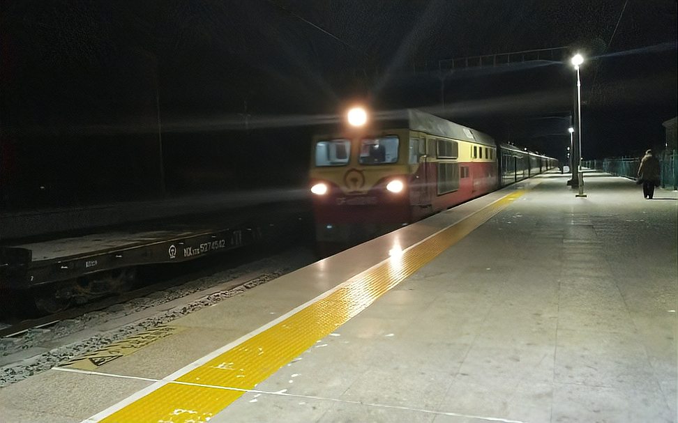 K1534次列车进入通榆站