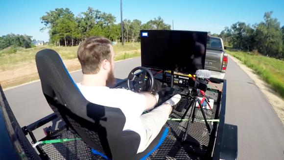 老外改装几万块F1赛车模拟器还能模拟户外环境?网友:太有创意!