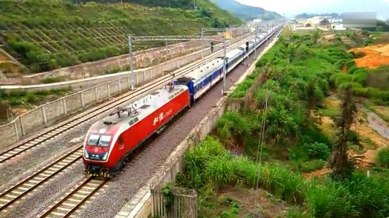 全程2天2夜福州开往乌鲁木齐 T306次列车快速通过将乐站