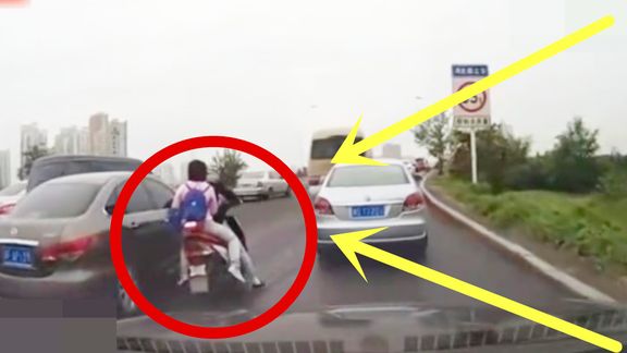 小轿车溜车碰到电动车,这电动车小情侣可招惹不起啊!