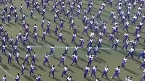 学校每次周一升旗仪式,同学们会有序进入操场,而且没有扎堆现象!