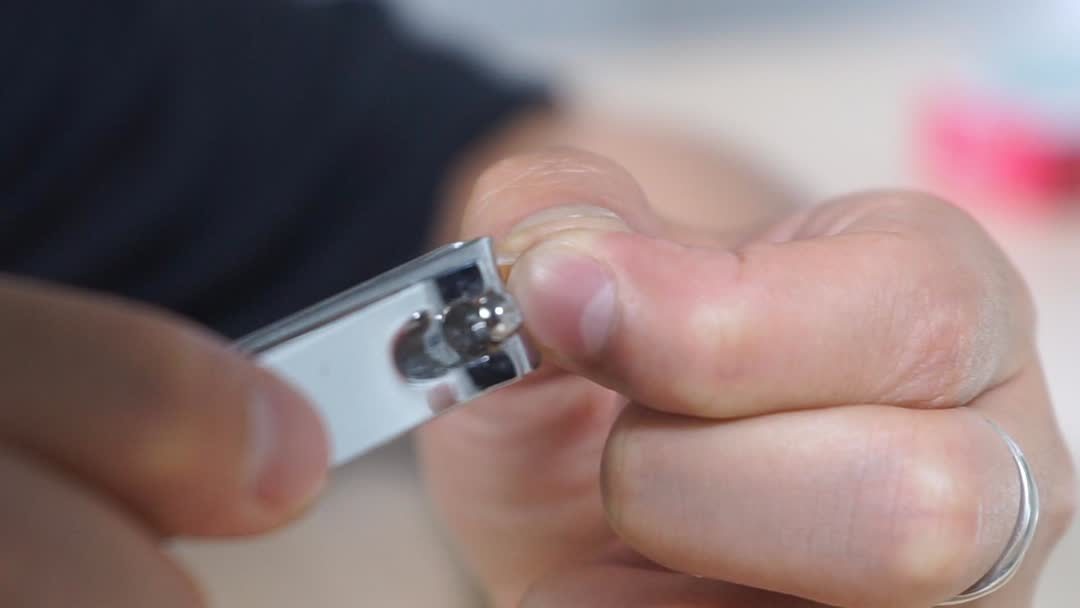 看指甲就能知道身体健康如何?小伙把它放在显微镜下一探究竟