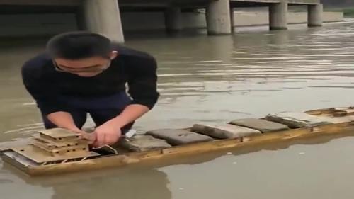 大学生设计的模型船,几秒后的一幕,上过学的就是不一般