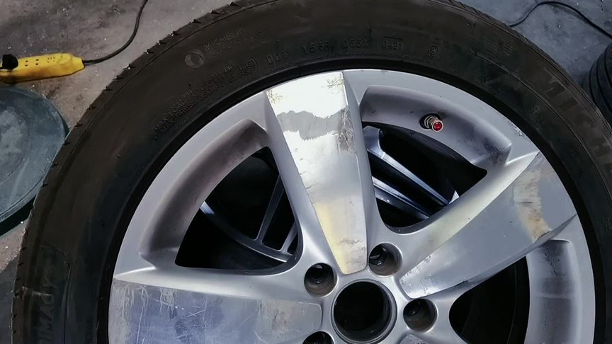 #创作灵感 拉丝轮毂有划痕而且氧化了怎么处理?#轮毂修复