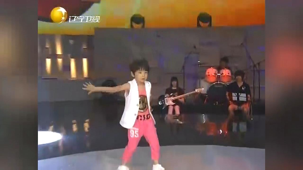 小男孩多才多艺,不仅会唱歌还会走模特步,好有范儿的小男生