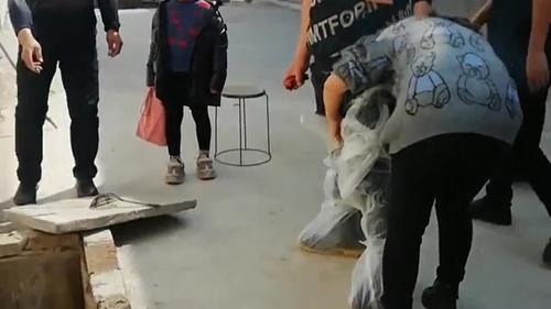 弟妹手机掉厕所非得让兄弟去捞,幸亏兄弟有装备,不然被臭死在里面!