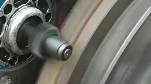 小齿轮带动大轮盘,它已经转的快掉下来了,可是大齿轮还没有转一群呢!