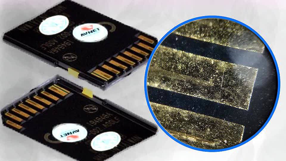 显微镜下的手机内存卡,放大...