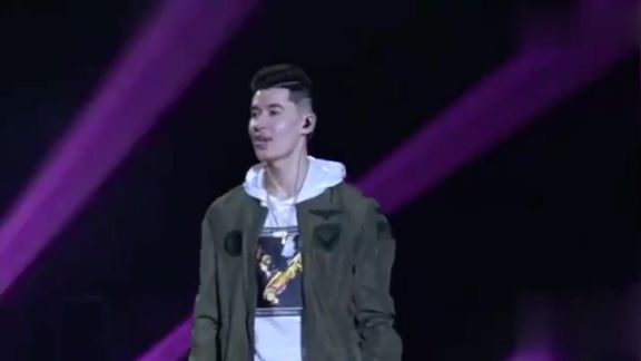 那吾克热CBA全明星赛献唱《趁年轻》,惊艳全场超好听