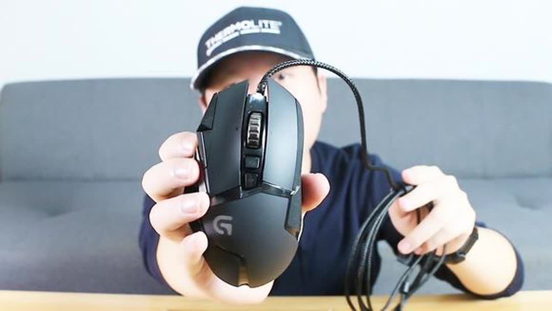 200块买的罗技鼠标,外观做工8分,说实话真挺适合个人装逼!