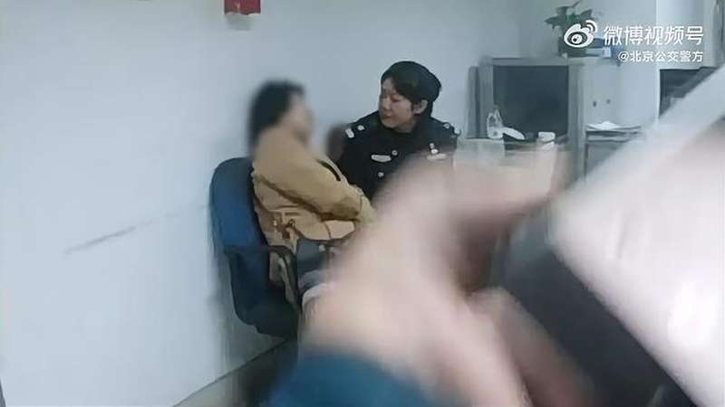我为群众办实事 【六旬独居老人地铁站崩溃大哭 女警3小时暖心陪伴[...