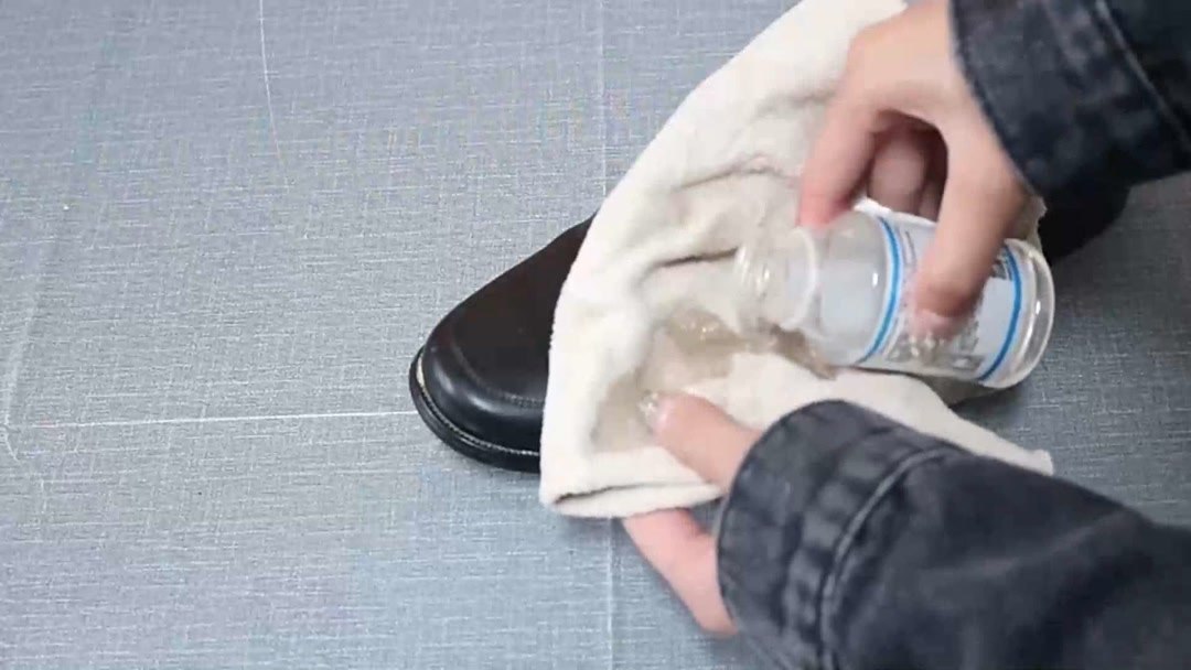 皮鞋有划痕可别扔了回家这样擦一擦,划痕立马修复,还你新皮鞋